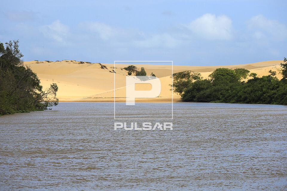 Dunas do Morro Branco e rio Parnaíba no primeiro plano - APA Área de ...