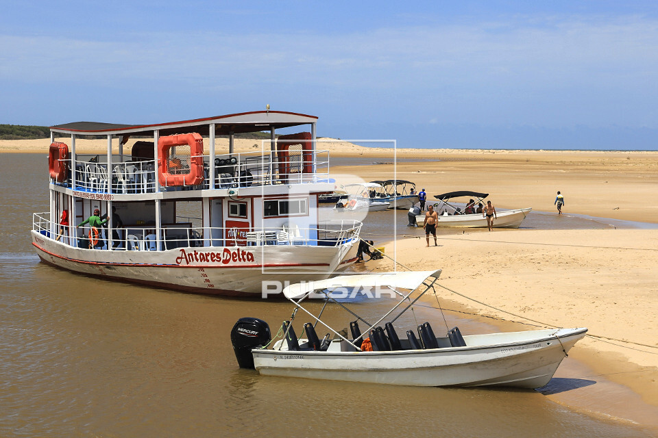 Barco e voadeiras ancorados na Ilha das Canárias - segunda foz do rio ...