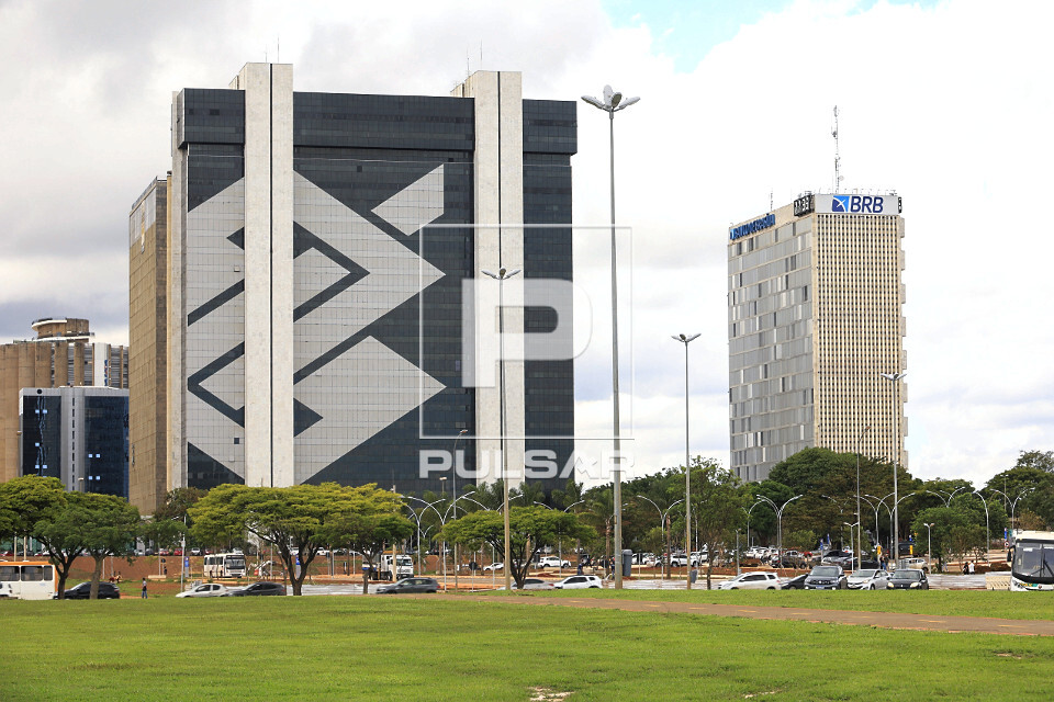 Edifício Sede III do Banco do Brasil e à direita sede do BRB Banco de ...