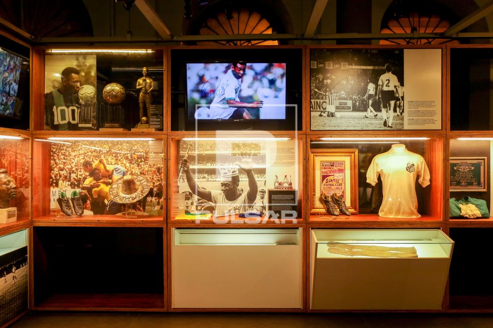 Sala de exposição no Museu Pelé - dedicado a carreira do ex-jogador ...