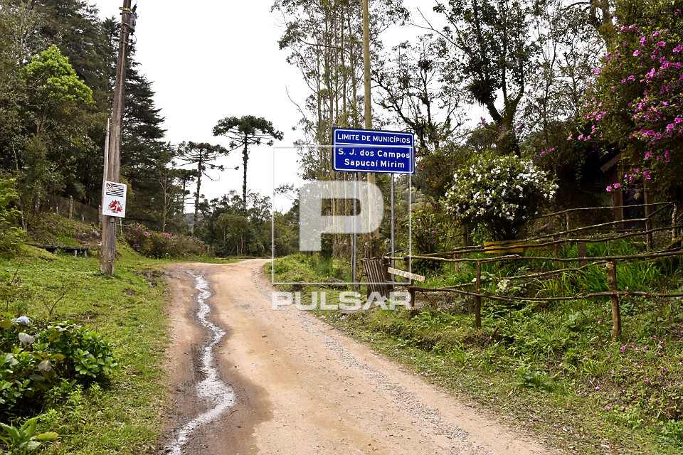 Placa indica limite de municípios na área rural do distrito São ...