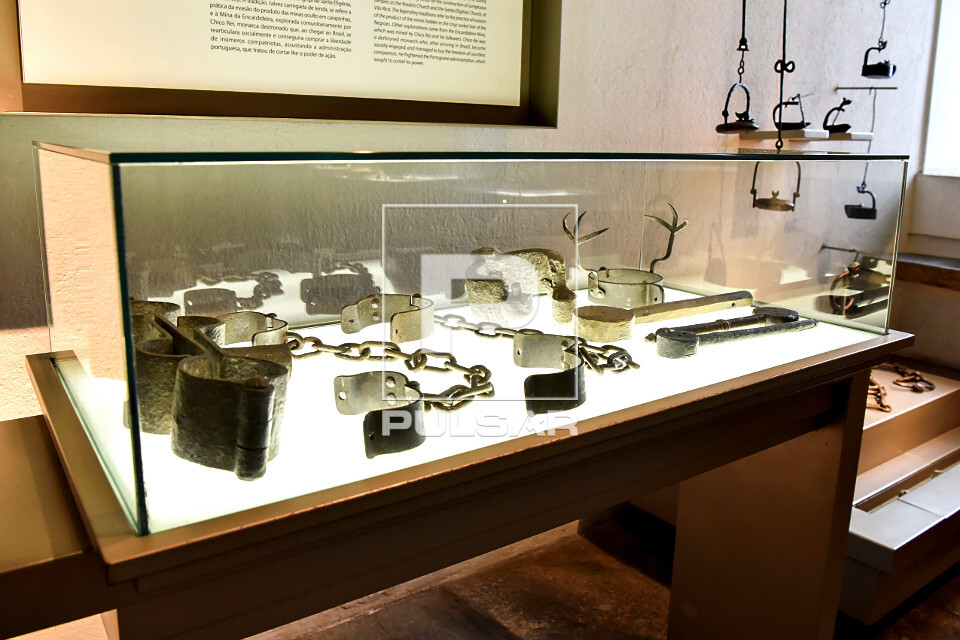 Instrumentos usados para castigar escravos em exposição no Museu da ...