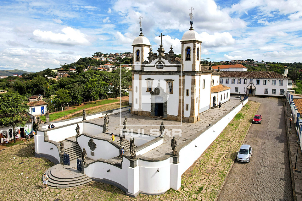 Vista de drone do Santuário do Bom Jesus de Matozinhos com esculturas ...