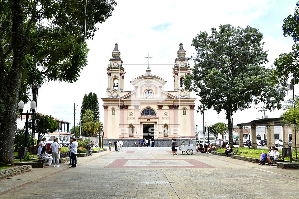 Basílica do Bom Jesus de Tremembé - Praça Padre Luiz Balnes | Pulsar ...