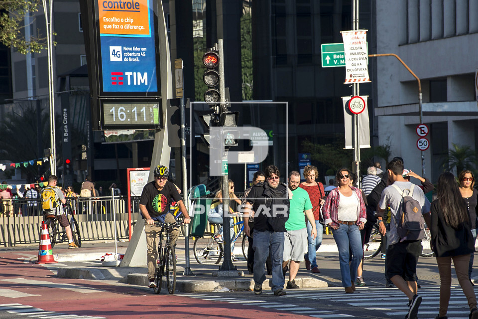 Travessia de pedestres e ciclistas na Avenida Paulista com a Rua da ...