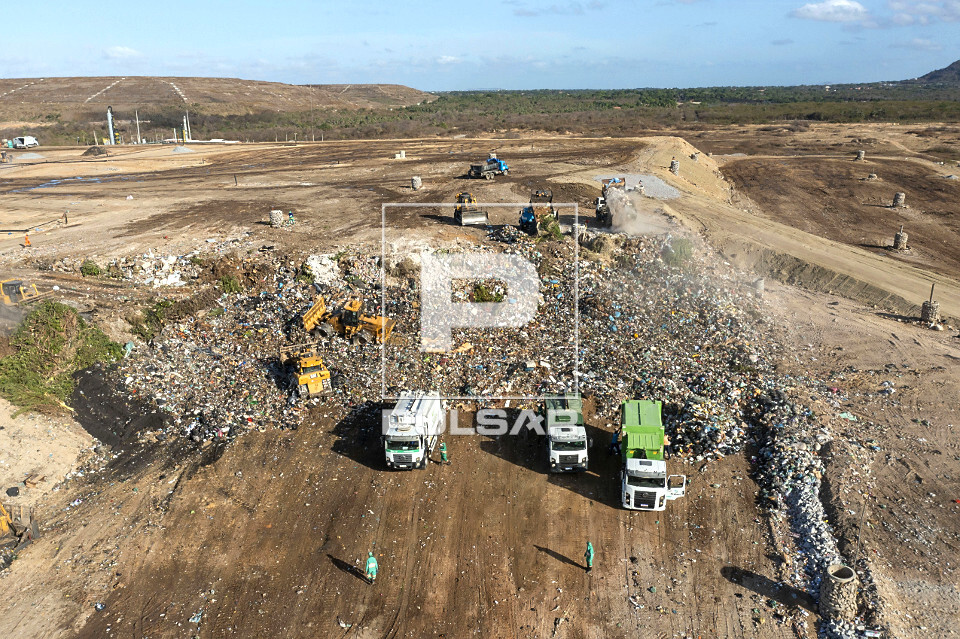 Vista de drone do Aterro Sanitário Municipal Oeste de Caucaia - recebe ...
