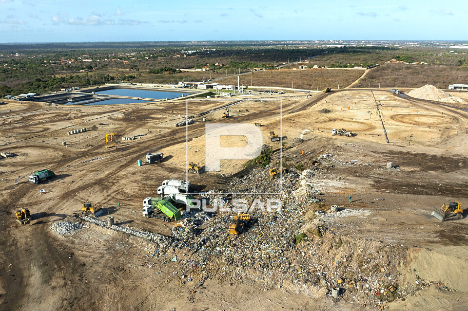 Vista de drone do Aterro Sanitário Municipal Oeste de Caucaia - recebe ...