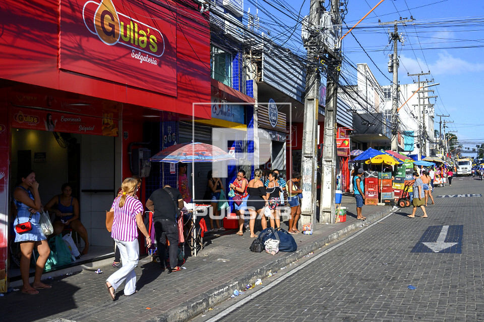 Rua de comércio no centro da cidade | Pulsar Imagens | Banco imagens do ...