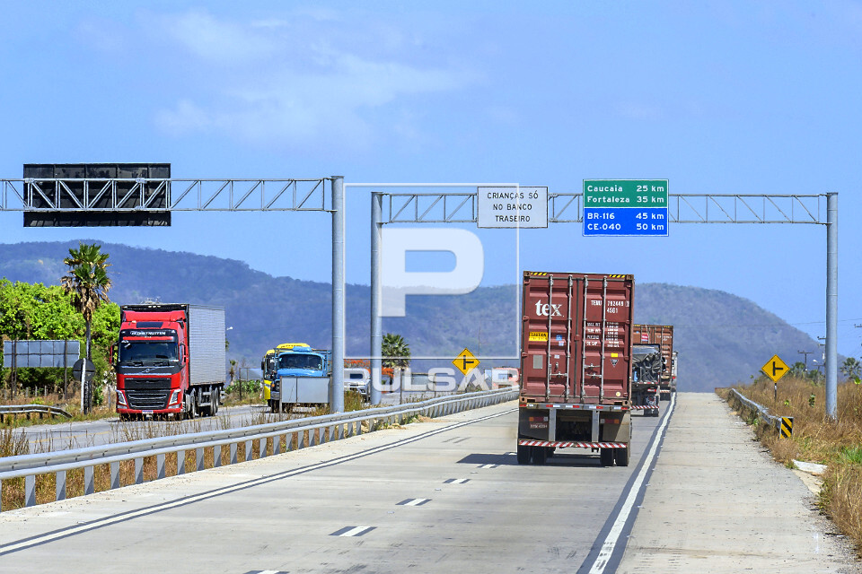 Tráfego na rodovia BR-222 | Pulsar Imagens | Banco imagens do Brasil