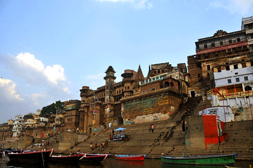 Rio Ganges na margem da cidade de Varanasi - considerado um rio sagrado ...