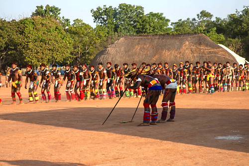 Indígenas cantores da etnia Mehinako da aldeia Uyapiyuku durante ...