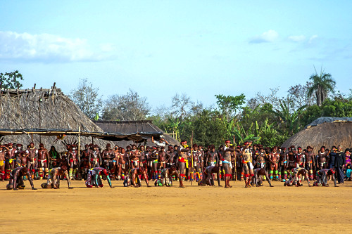Indígenas lutadores da etnia Mehinako da aldeia Uyapiyuku se ...