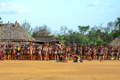 Indígenas da etnia Mehinako da aldeia Uyapiyuku lutando huka-kuka ...