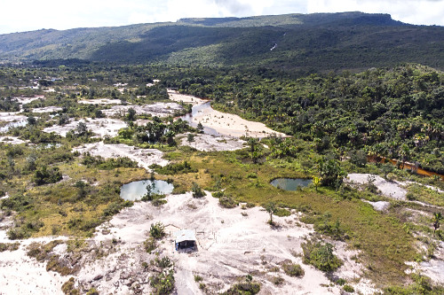 Ruínas da antiga cadeia da Vila do Cabo Sobral na Serra do Tepequém ...