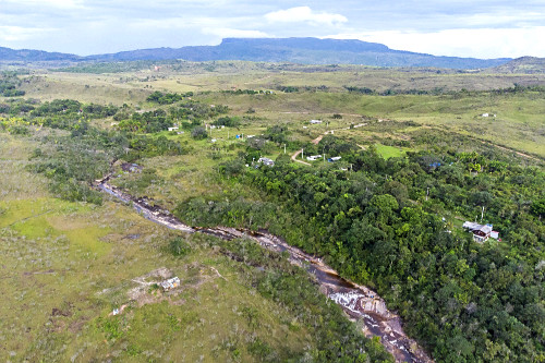 Ruínas da antiga cadeia da Vila do Cabo Sobral na Serra do Tepequém ...