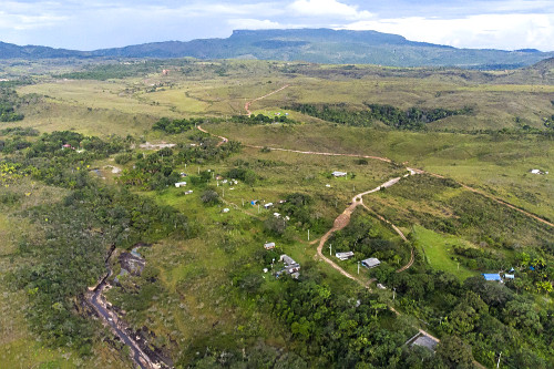 Ruínas da antiga cadeia da Vila do Cabo Sobral na Serra do Tepequém ...