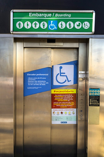 Elevador preferencial da estação Sumaré do metrô - linha 2 Verde - e ...