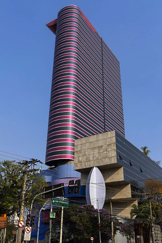 Fachada do Instituto Tomie Ohtake - projetado por Ruy Ohtake ...