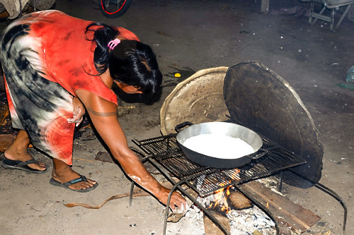Indígena da etnia Kamayura aldeia Ipavu prepara tapioca em fogão a ...