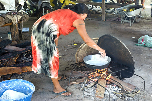 Indígena da etnia Kamayura aldeia Ipavu prepara tapioca em fogão a ...