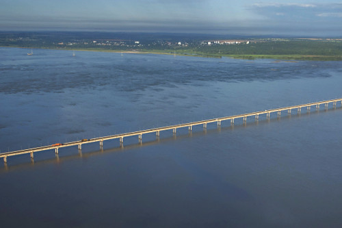 Vista áerea da Ponte Ayrton Senna sobre o Rio Paraná - cidade Salto de ...