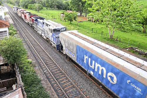 Trem de carga na ferrovia operada pela concessionária Rumo - fusão da ...