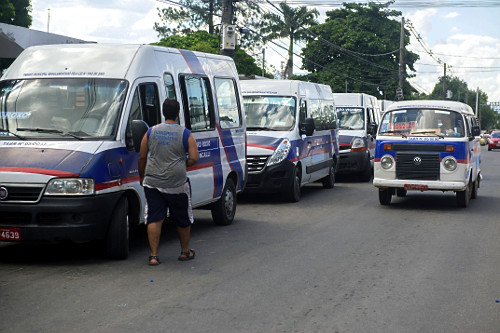 Placa indicando área de embarque e companhia aérea no Aeroporto Santos ...