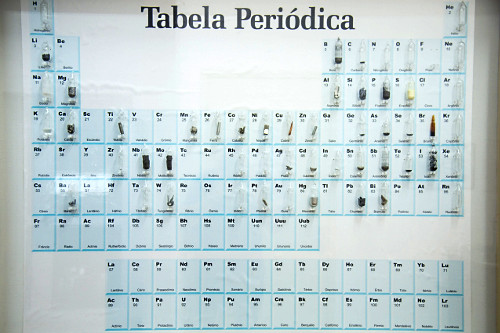 Tabela periódica com amostras de diferentes elementos químicos exposta ...