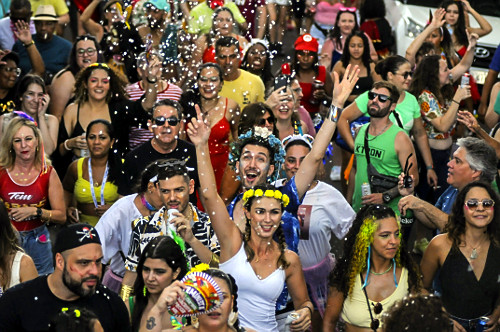 Confetes no carnaval de rua do Centro Cultural Vasco - bairro Boa Vista ...