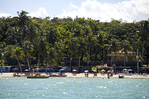 Vista de drone da Praia das Neves na ilha de Maré na Baía de Todos os ...