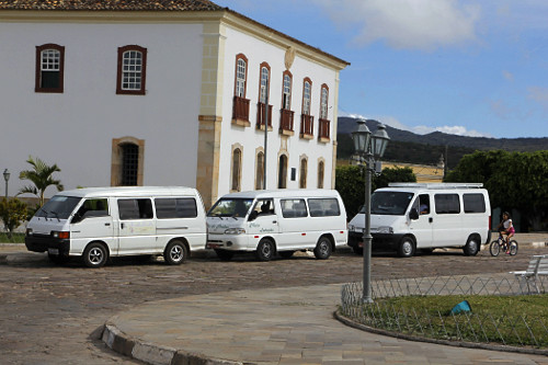 Placa indicando área de embarque e companhia aérea no Aeroporto Santos ...
