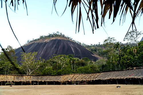 Visão perpendicular de drone da maloca yano ou xapono da etnia Yanomami ...