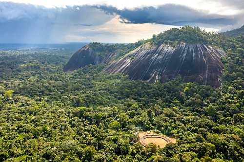 Visão perpendicular de drone da maloca yano ou xapono da etnia Yanomami ...