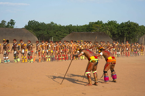 Cantores da etnia Waurá da aldeia Piyulaga durante a dança do ritual do ...