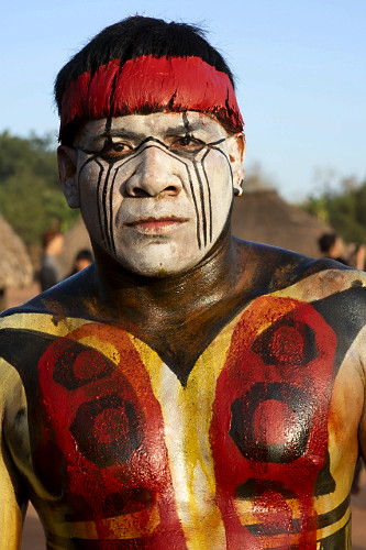 Indígena da aldeia Uyapiyuku etnia Mehinako com pintura corporal para o ...