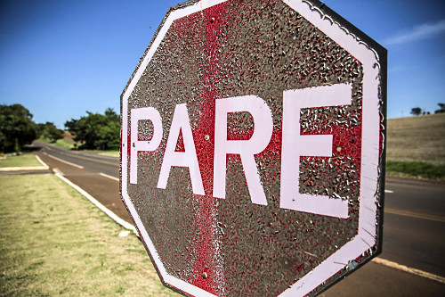 Pessoas em atividade física passando diante do Centro de Tratamento do ...