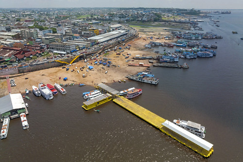 Vista de drone da região portuária em frente à feira Manaus Moderna ...