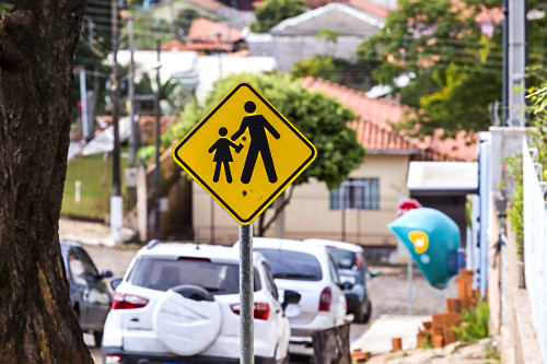 Placa indicando velocidade máxima permitida de 30 km/h e e passagem ...