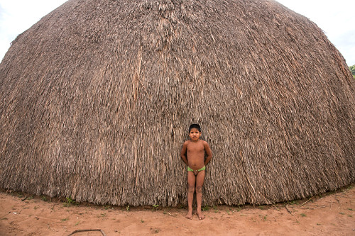 Meninas indígenas brincam na terra molhada no centro da Aldeia Tuatuari - etnia Yawalapiti ...