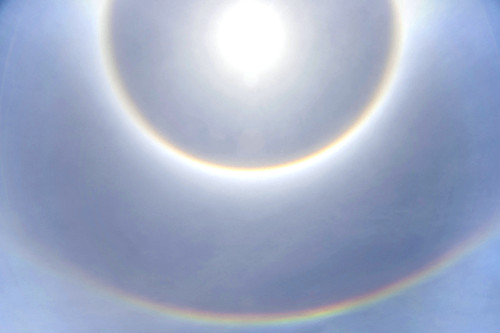 Halo Solar formado na troposfera fenômeno óptico caracterizado pelo ...