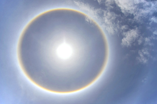 Halo Solar formado na troposfera - fenômeno óptico caracterizado pelo ...