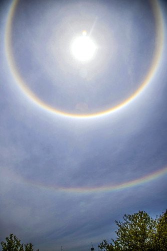 Halo Solar formado na troposfera superior - fenômeno óptico - anel de ...