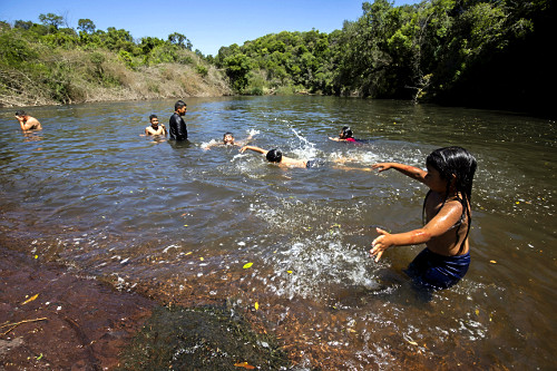 Professor indígena tomando banho de rio com as crianças - etnia ...