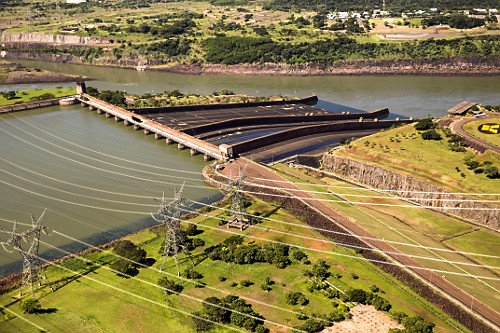 Vista aérea do Canal da Piracema da Usina Hidrelétrica de Itaipu ...
