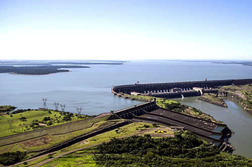 Vista aérea do Canal da Piracema da Usina Hidrelétrica de Itaipu ...