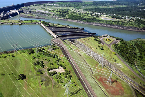 Vista aérea do Canal da Piracema da Usina Hidrelétrica de Itaipu ...