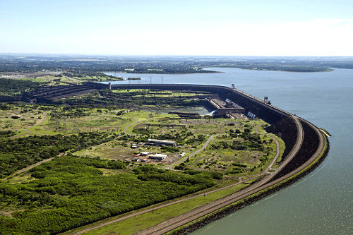 Vista aérea do Canal da Piracema da Usina Hidrelétrica de Itaipu ...