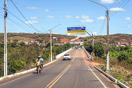 Portal de reduza a velocidade na entrada do perímetro urbano na Rodovia ...