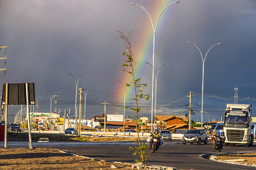Arco-íris visto a partir do trevo Rodovias BR-235 ou BR-407 e BR-122 ...