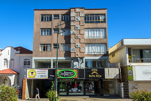 Prédio de uso misto - comercial no térreo e residencial no pavimento ...